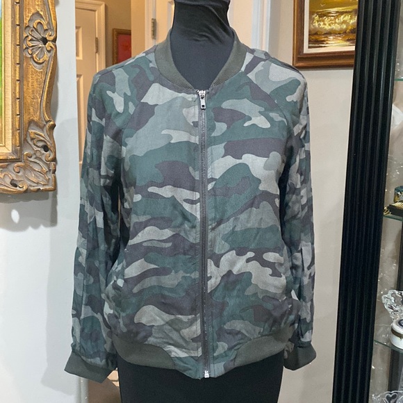 BB Dakota | Jackets & Coats | Bb Dakota Crepe Camouflage Zip Up ...